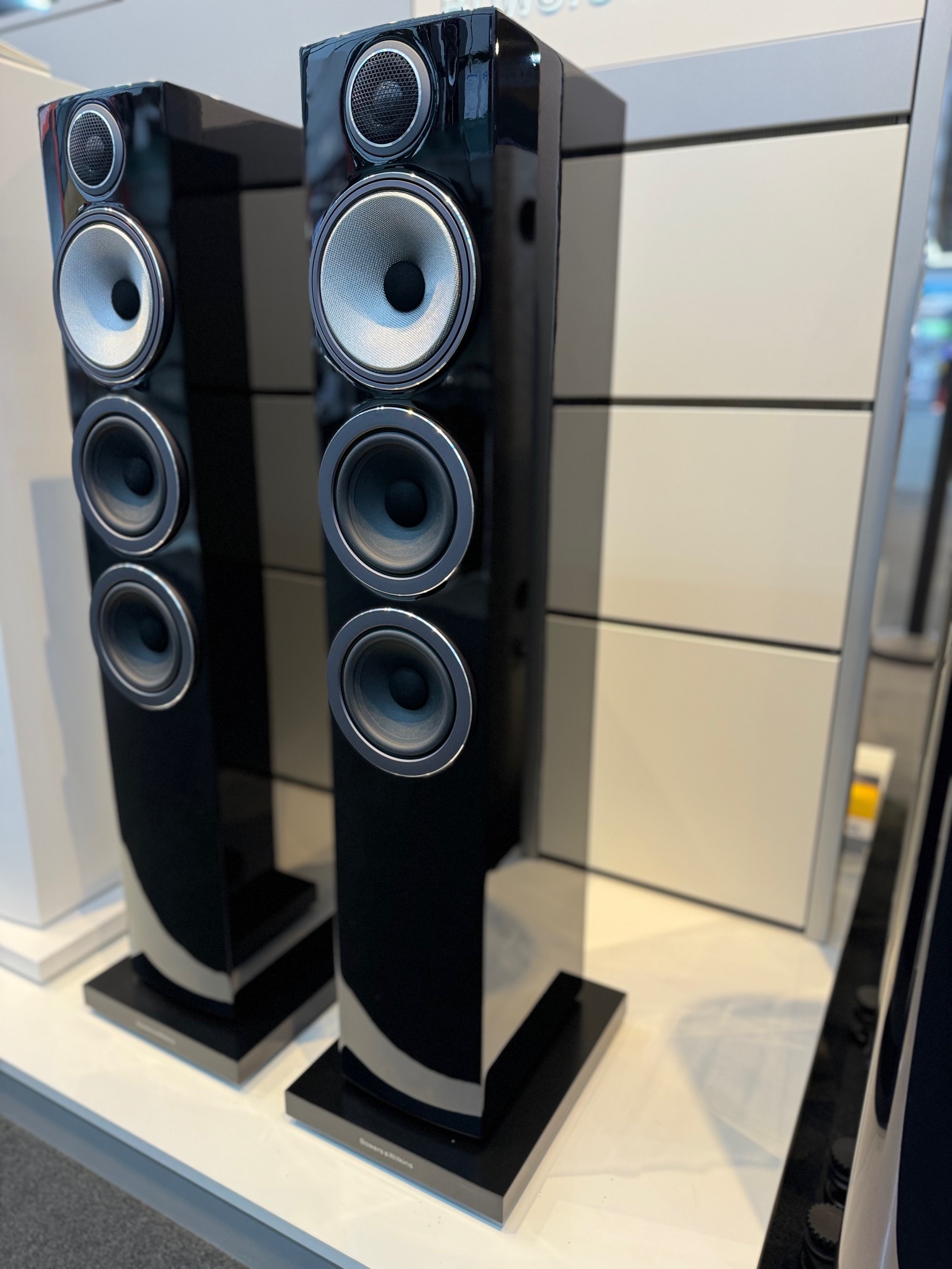 Bowers & Wilkins 704 S3 in Glanzschwarz - Hifi und Highend Schlegelmilch