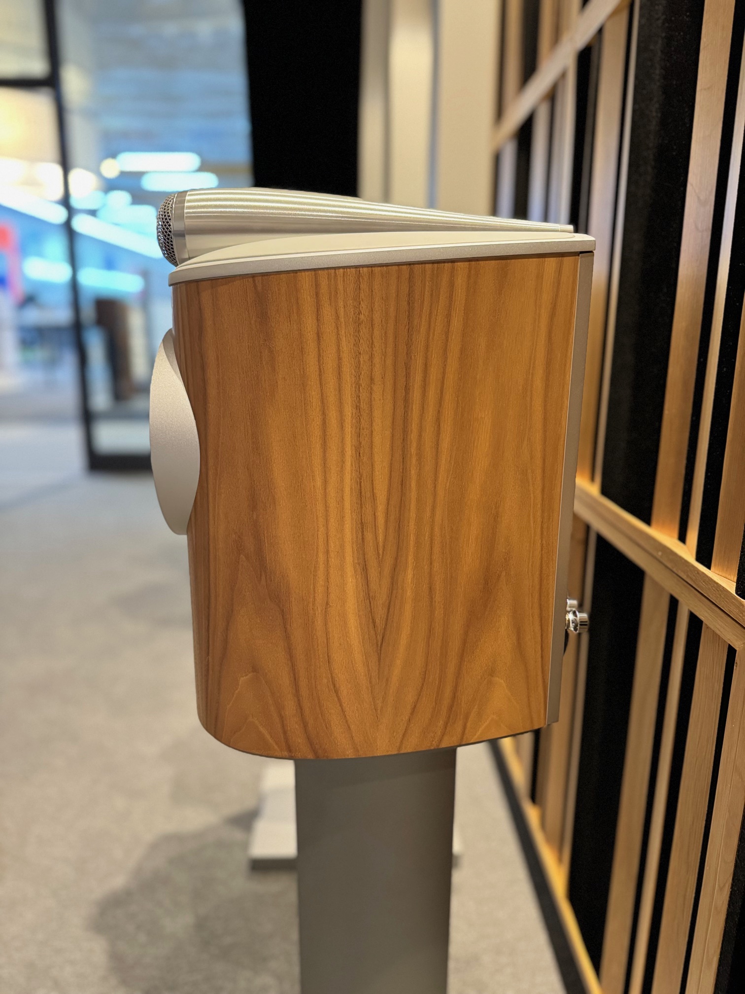 Bowers & Wilkins 805 D4 in Satin Walnut + FS-805 D4 Stands - Hifi und ...